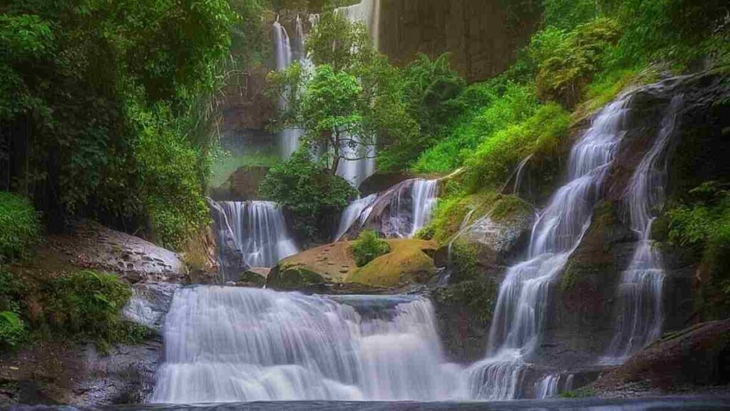 Curug Luhur: Air Terjun Cantik Di Cibinong, Jawa Barat, Dengan Kolam ...
